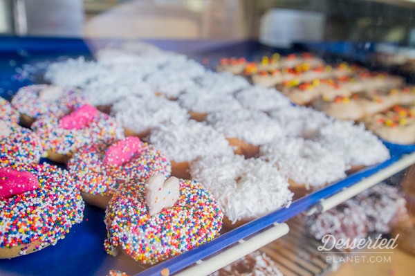 Bakery Review – Hurts Donut in Springfield, MO – DessertedPlanet.com